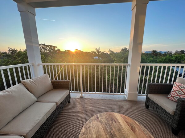 Charming 3-bedroom House On The Water In Delightful Cortez Minutes To The Beach - Holmes Beach, FL