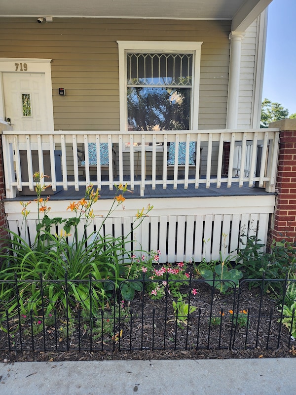 Spacious 2 Bdr Downtown Apt, Pet Friendly, Lg Kitchen, 2 Blks From State Capitol - Topeka, KS