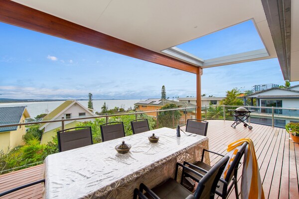 Sea-eagle Sanctuary - Views, Pool, Stroll To Beach - Lake Cathie