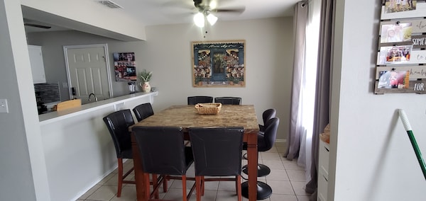 Charming & Spacious 4-bedroom Homr With Ac, Wifi, Lots Of Parking In Brownsville - Brownsville