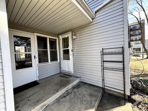 Lower Level 2 Bedroom Duplex - 艾奧瓦城