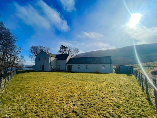 Sherrabeg Cottage - A Cottage That Sleeps 8 Guests In 4 Bedrooms - Loch Laggan