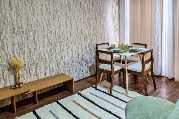 Pinheiros: Apartamento Pratico Com óTimo Localização, Ofurô E Fornecimentos. - Pinheiros