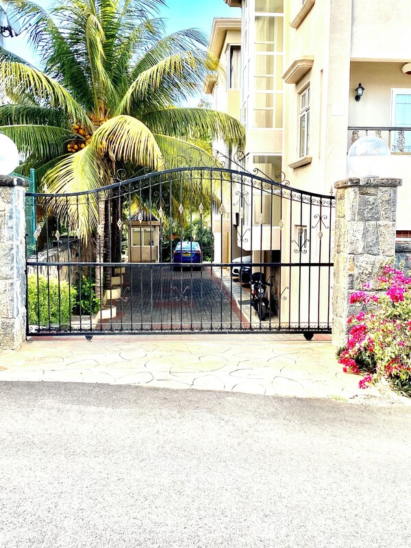 Charming 2-bedroom Apartment With Wifi, Ac In Flic En Flac - Mauritius