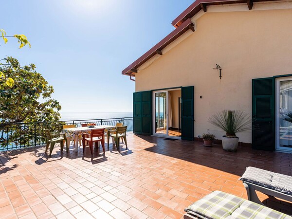 Atemberaubendes  Ferienhaus Für 7 Gäste Mit Privatem Pool,  W-lan, Tv, Terrasse Und Parkplatz - Bordighera