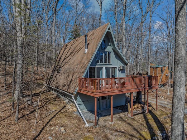 Cricket Chalet- Pets | Grill | Wifi | Deck | Pool Access | Hike |Games - Berkeley Springs, WV