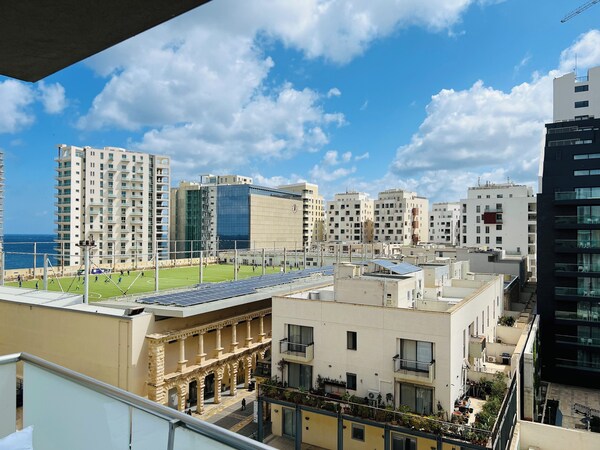 5 Mins Walk From Valletta Ferry - Apartment In Sliema With City And Sea View - Valletta