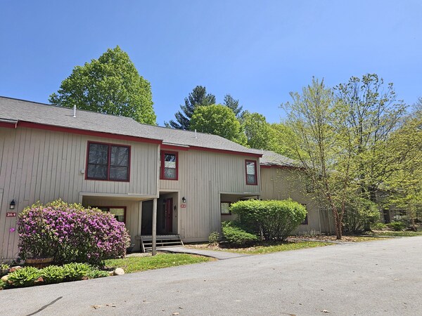 Tennis, Ski Shuttle, Pool  & Hot Tub Access, Fireplace. L3102 By Lrs - New Hampshire