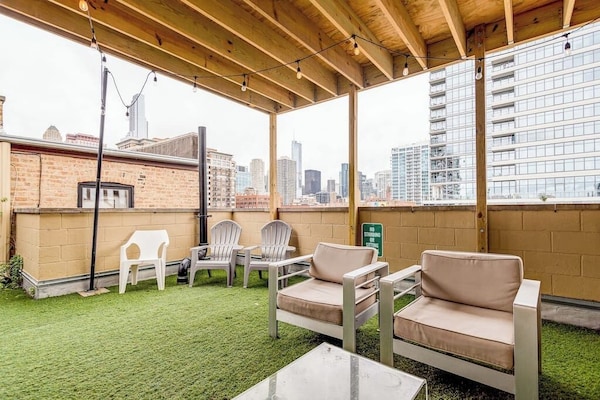 Beautiful Unit Chi In Prime River North - Top Floor - Chicago, IL