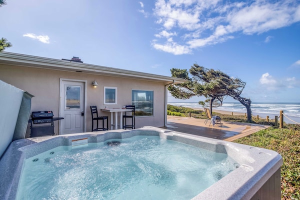 Updated Single-level Oceanfront Home Has Fantastic Views, Hot Tub, Fire Pit, Bbq - Waldport, OR