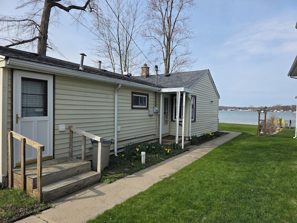 Charming 2-bedroom Cottage "On Simonton Lake" In Delightful Elkhart With Wifi - Elkhart, IN