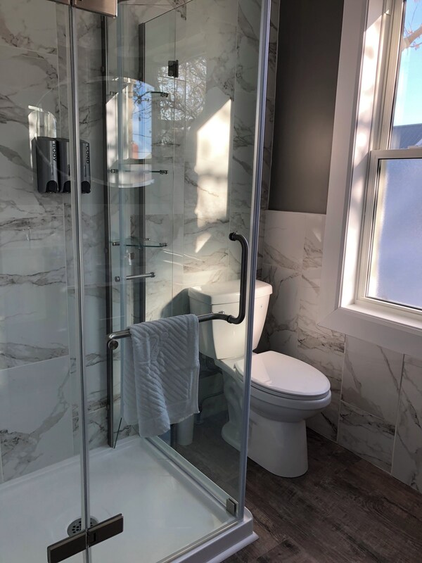Luxury, Top Floor Suite With Free Parking Space. Walking Distance To Downtown! - Kingston