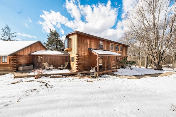 Modern Comfort Timeless Charm | Log Cabin Retreat - Middletown, NY