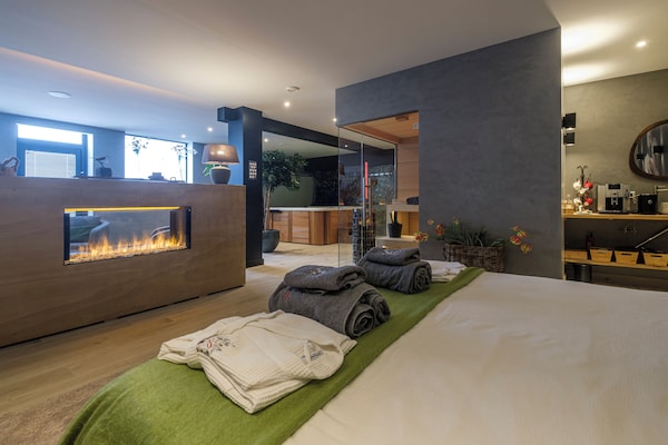 Relax In Wellness Room With Sauna And Spa Bath And Luxurious Outdoor Seating. - Hoorn