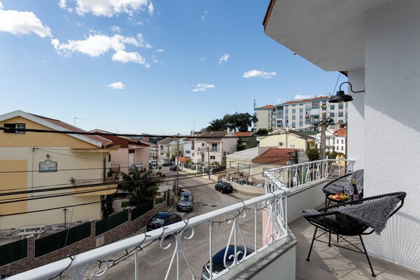 Stylish 1-bedroom Retreat In South Lisbon - Amora