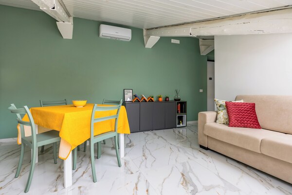 Sloping Roof In The Center Of Naples - Qualiano