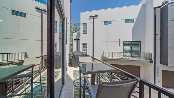Luxury 3br Townhouse W/elevator & Rooftop | Walk To Downtown - Sarasota, FL