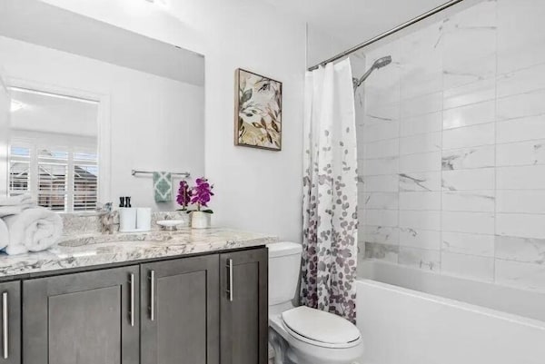 ****4-bedroom Spacious House **** Yonge & Green Lane (East Gwillimbury) - Newmarket, ON, Canada