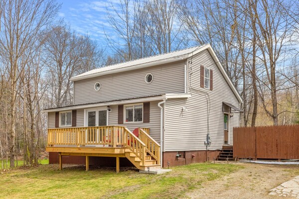 Cozy 3br Retreat In Downtown Bethlehem - Hot Tub, Trails, Near Ski & Hike - Littleton, NH