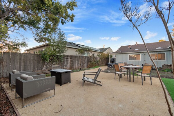 Contemporary 2-bedroom House With Large Backyard In Tranquil Redwood City - Palo Alto, CA