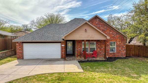 Pet Friendly Home Near Downtown Weatherford! Bring The Family, Relax & Enjoy! - Weatherford, TX