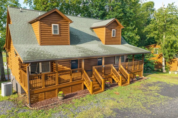 New! Hand-stacked Log Cabin Th | Mountain Views | Short Walk To Downtown Wj - West Jefferson, NC
