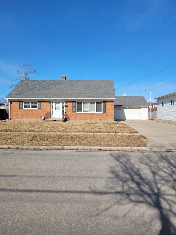 Newly Remodeled - 4 Bedrooms Sleeps 7 - Green Bay, WI