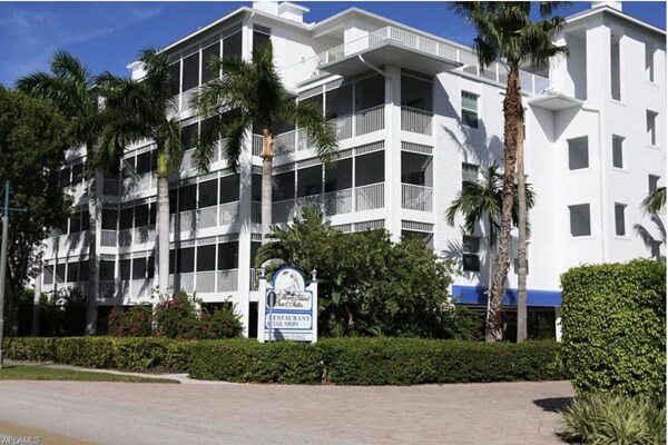 Charming 2-bedroom Condo In Gorgeous Marco Island - Marco Island, FL