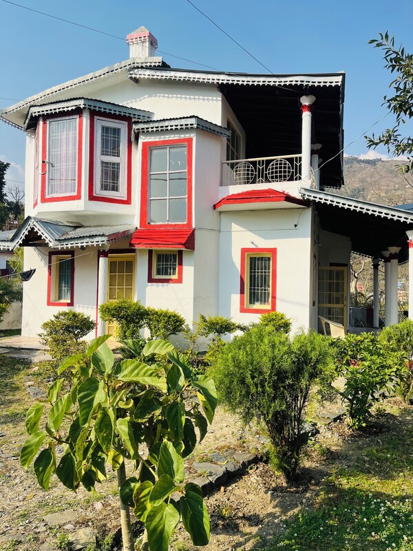 Serene 4-bedroom Cottage In Bhimtal  Hill Views & Cozy Place - Bhimtal