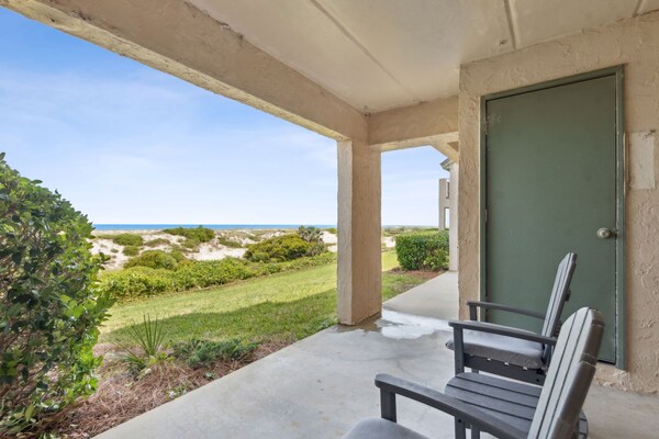 Pet Friendly Oceanfront Sailmaker Condo | Ground Floor | Updated Kitchen | Steps To The Beach - Peters Point Beachfront Park, Fernandina Beach