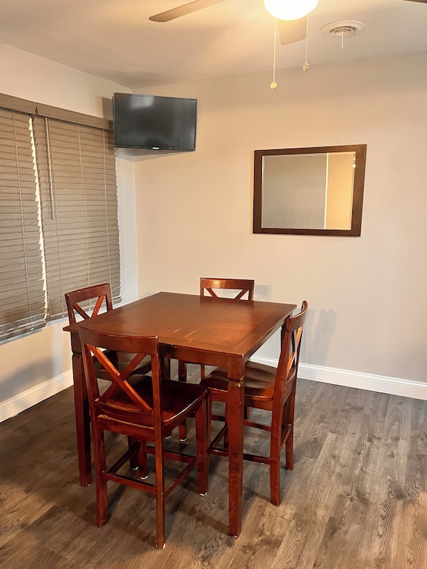 Charming 2-bedroom Upper Duplex In Fabulous Detroit Minutes From Downtown! - Détroit, MI