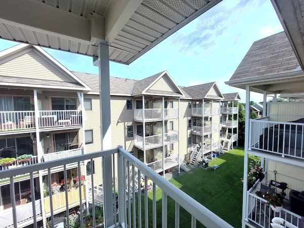 Charming 2-bedroom Townhome -Wifi- Near Ottawa Airport - Ottawa