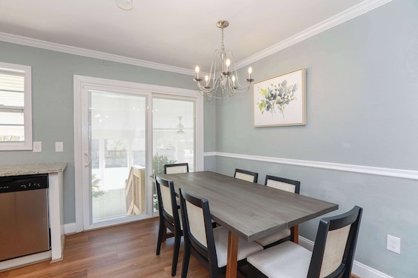 Sojourn Spacious Family Retreat With Fenced Backyard - Hampton, VA