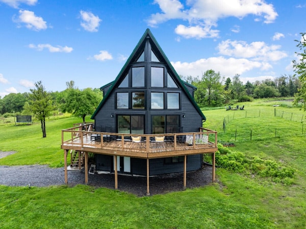 Charming 3br/2ba Retreat | Pond | Fire Pit | Pets - Tully Lake, Tully