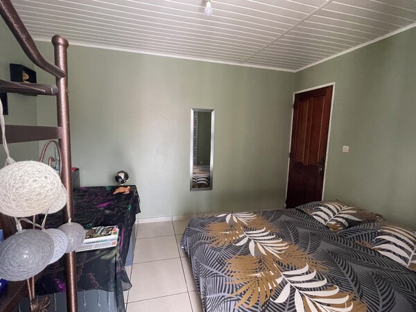 Furnished Air-conditioned Room In A Villa With Swimming Pool - Réunion