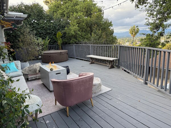 Artist Retreat: La Bungalow W/ Hot Tub, Pool Table & Piano - Close But Peaceful - Los Angeles, CA