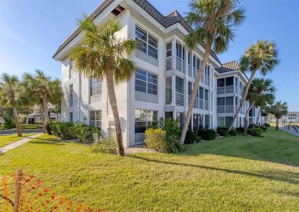 Stunning Waterfront Retreat In Longboat Key - Bradenton, FL