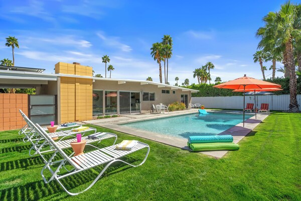 Atomic Sunset - Bold Design, Poolside Fun, Spa, Fire Pit & Views - Palm Springs, CA