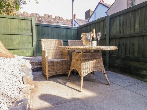 6 Uppergate Street Rose Cottage, Pet Friendly, With A Garden In Conwy - Conwy