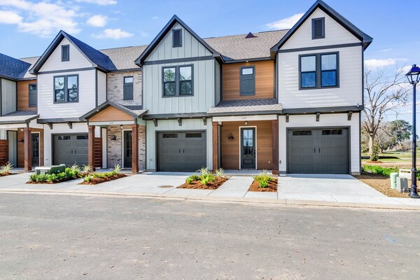 Luxury Townhomes, 3br, Private Garage And Yard - Lafayette, LA