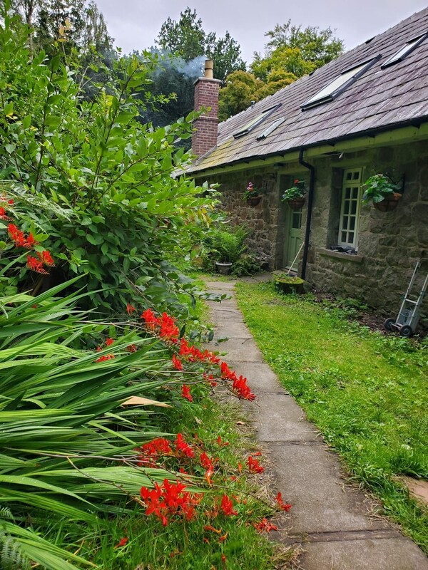 Gardeners Cottage -  A Cottage That Sleeps 8 Guests  In 4 Bedrooms - Castle Douglas