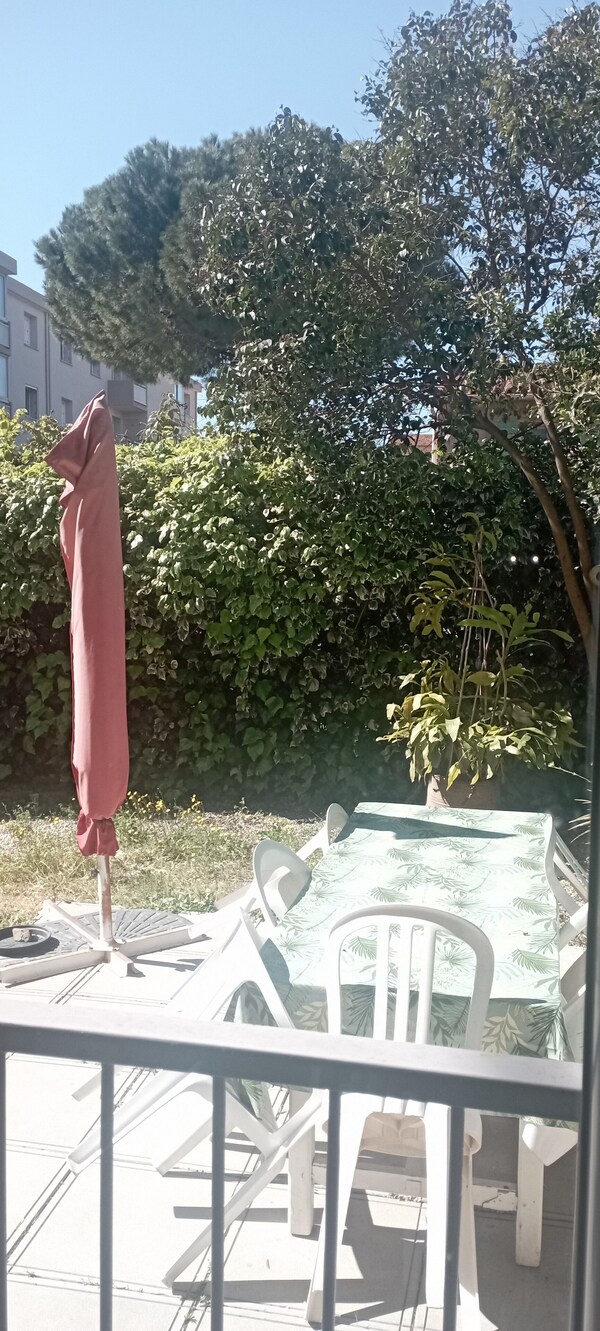 Appartement Climatisé, Au Rdc, Avec Balcon, Petit Jardin Et Terrasse - La Crau