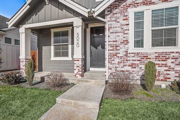 Beautiful Brick Bungalow Private 4 Bedroom Home - Meridian, ID