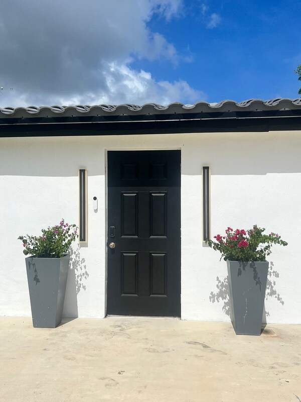 Spacious 4 Bedroom Home  With 4 Private Bathrooms - Hollywood, FL