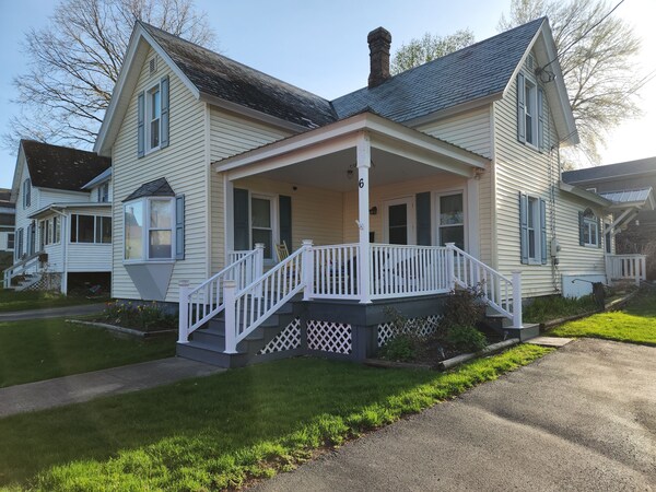 Country Cottage Living In The Town Of Ticonderoga With Modern Amenities - Hague, NY