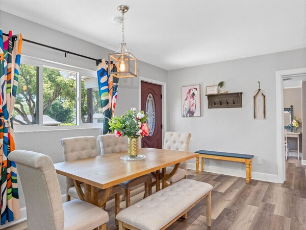 Charming 3-bedroom, 2-bathroom Home With Heated Pool And Spacious Backyard In The Heart Of Lakeland - Lakeland, FL