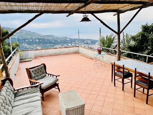 Country House With Terrace With Stunning Views Of Sorrento, Away From The Hustle And Bustle - Sorrente