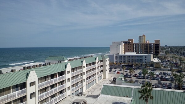 Peaceful And Clean Beach Studio With Ocean And City Views In Daytona Beach - 오먼드 비치