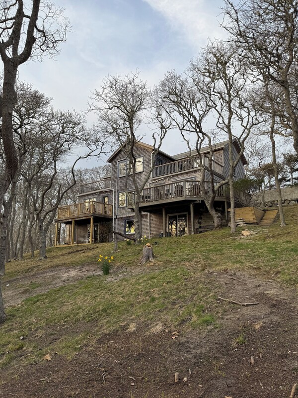 Spacious Private Aquinnah Home, Walk To Lighthouse And Cliff Overlook - Chilmark, MA