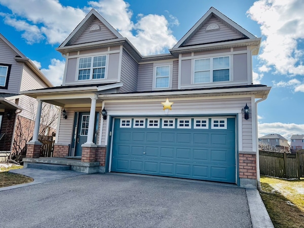 Spacious 4br | Private Backyard | Prime Location In Waterloo - Waterloo, Canadá